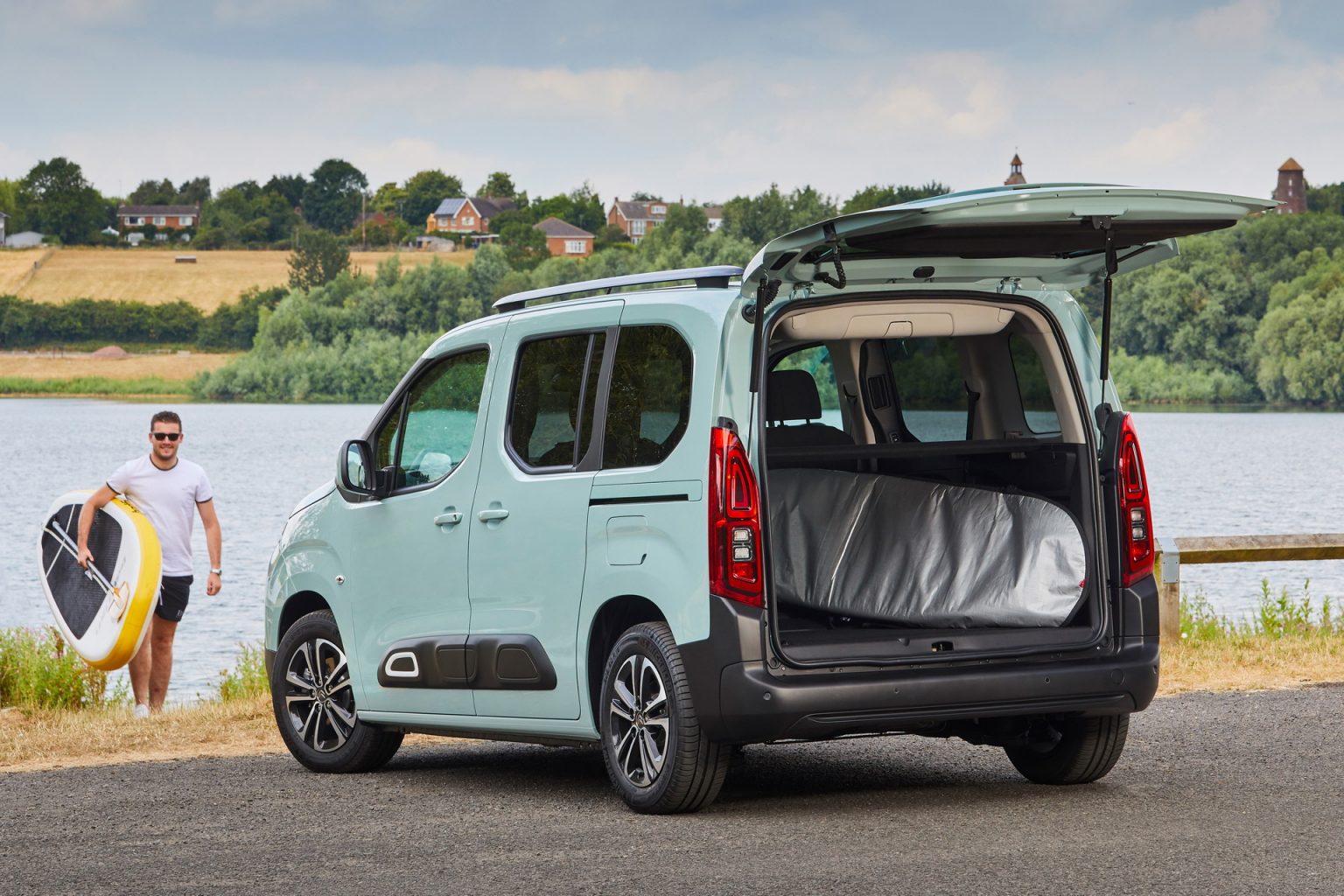 Wunderschone Citroen Berlingo Elektro Ebenbild